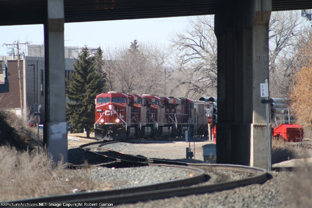 CP 8785 Approaches the Broadway Overpass